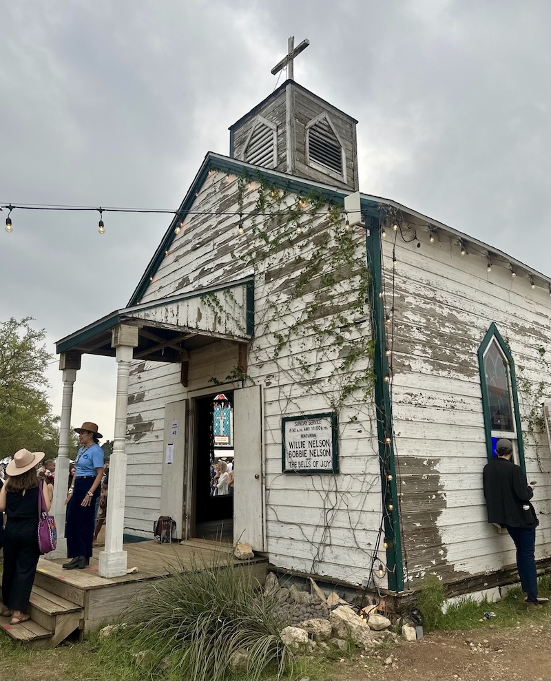 Kermit The Frog and Willie Nelson Sing Together at Luck Reunion